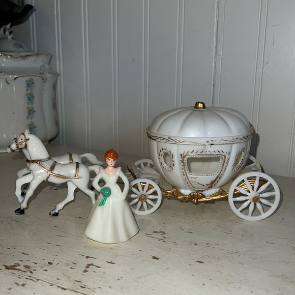 Wilton | Party Supplies | 96s Wilton Cinderella Horse Carriage Cake ...